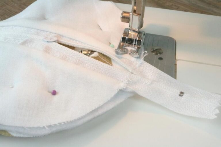 Easy Sew Circle Zip Earbud Pouch Tutorial with Free Pattern
