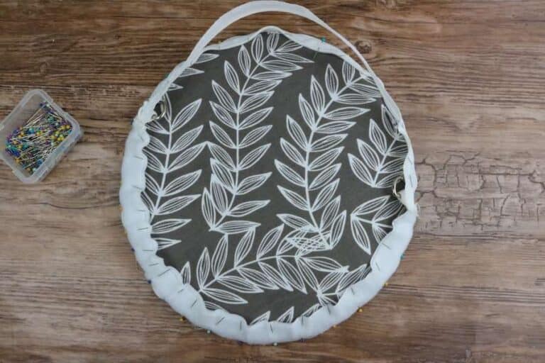 How To Make A Round Zippered Purse with Free Pattern