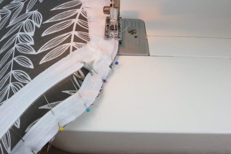 How To Make A Round Zippered Purse with Free Pattern