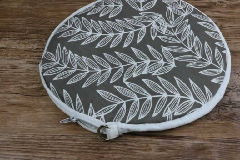 How To Make A Round Zippered Purse with Free Pattern